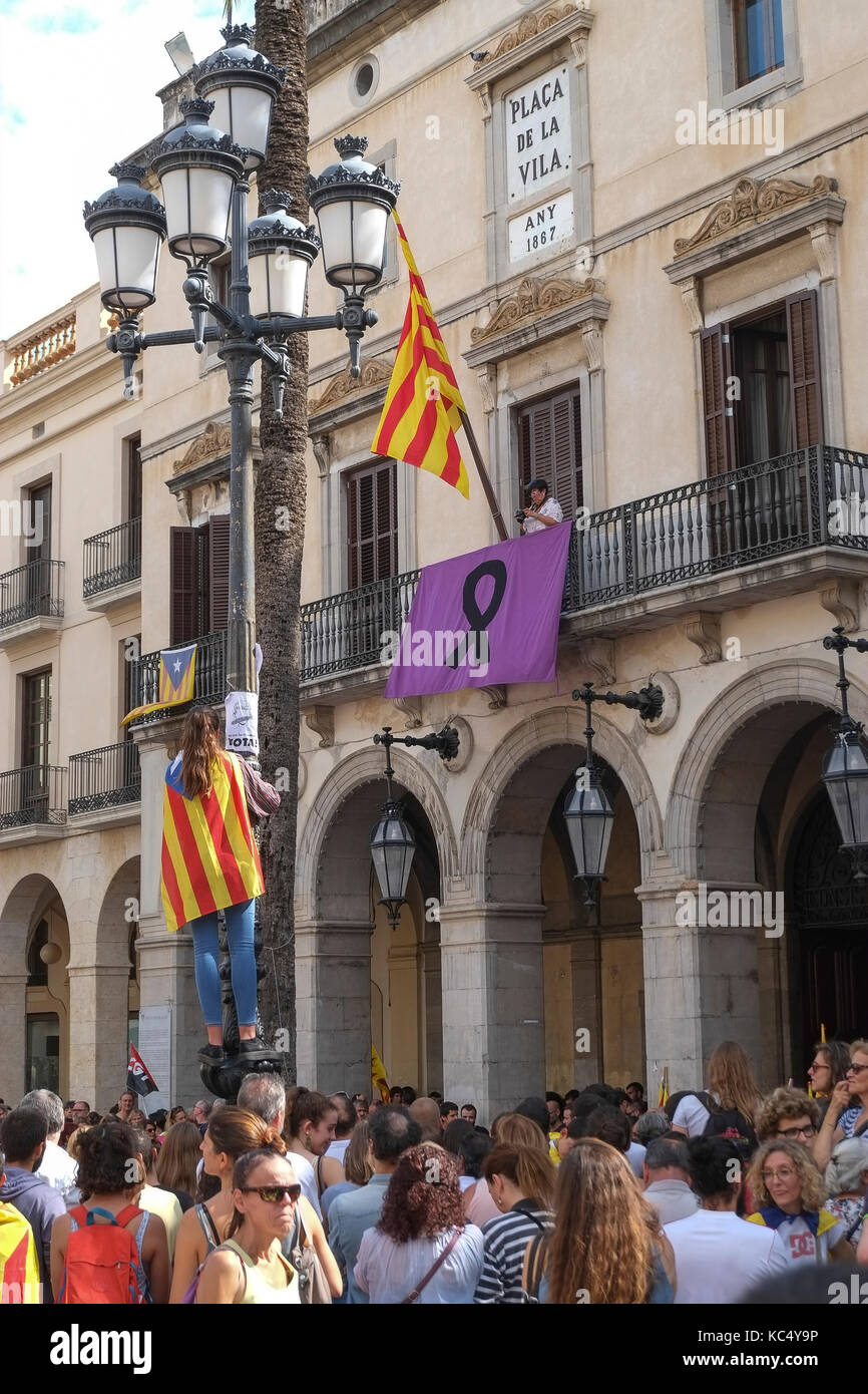 Barcelona, Spain. 3rd Oct, 2017. People gather to stage a demonstration ...