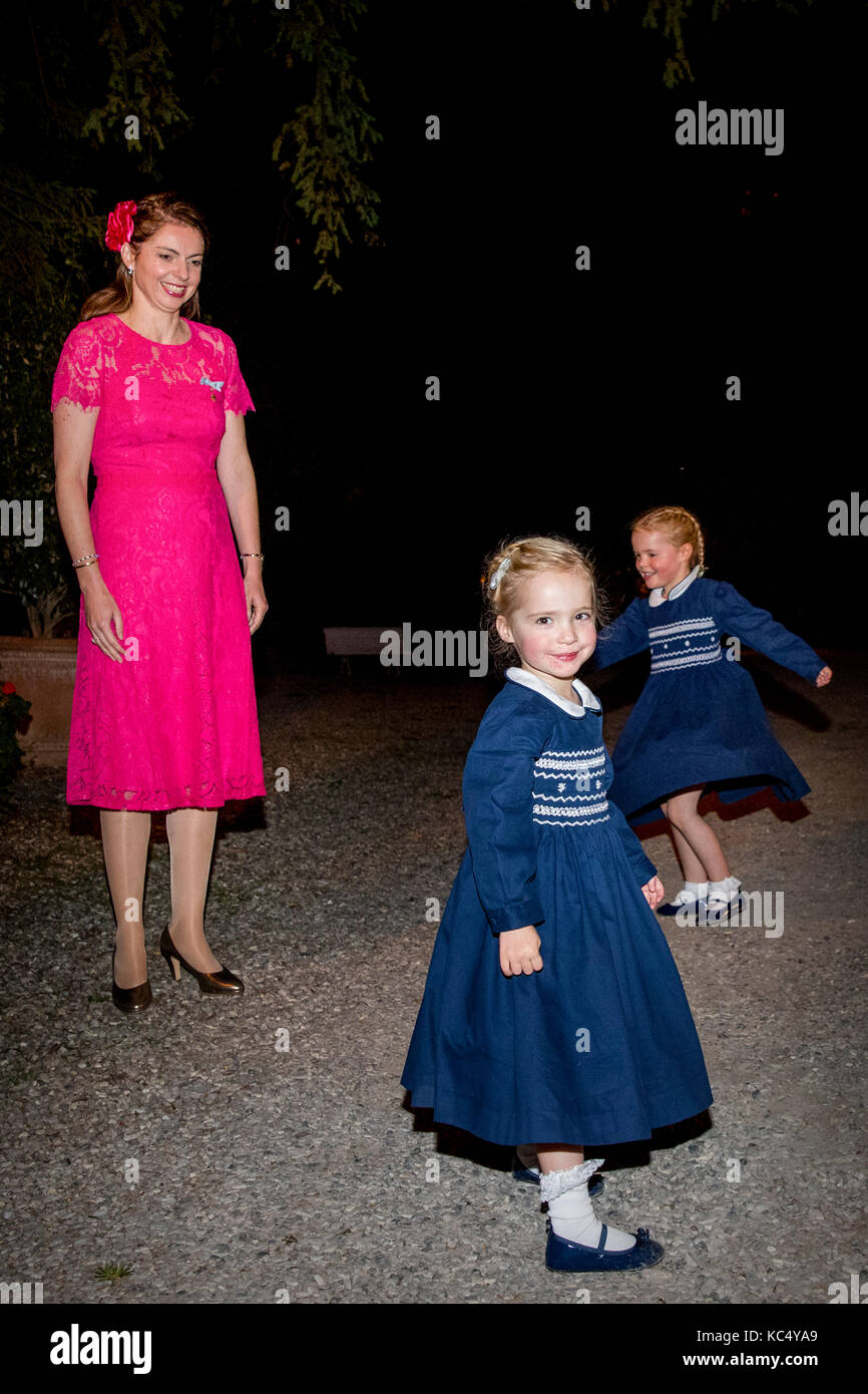 Prince Carlos, Princess Annemarie with their daughters Princess Luisa ...