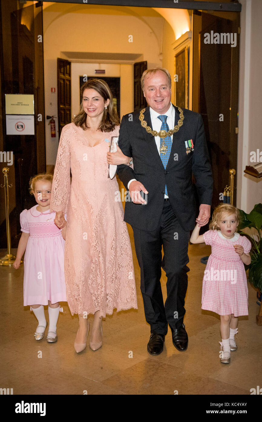 Prince Carlos, Princess Annemarie with their daughters Princess Luisa ...