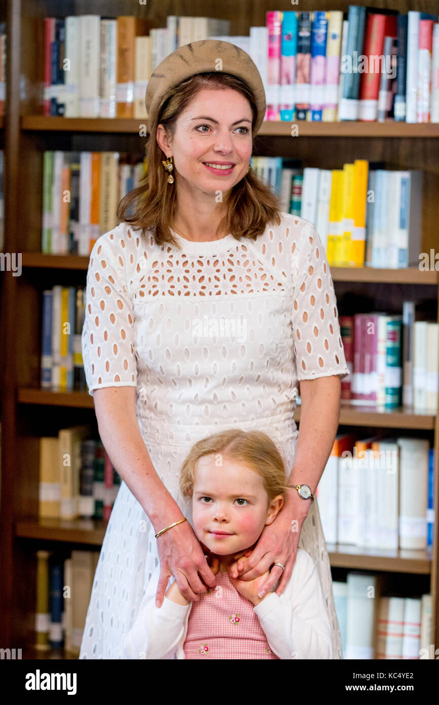 Prince Carlos, Princess Annemarie with their daughters Princess Luisa ...