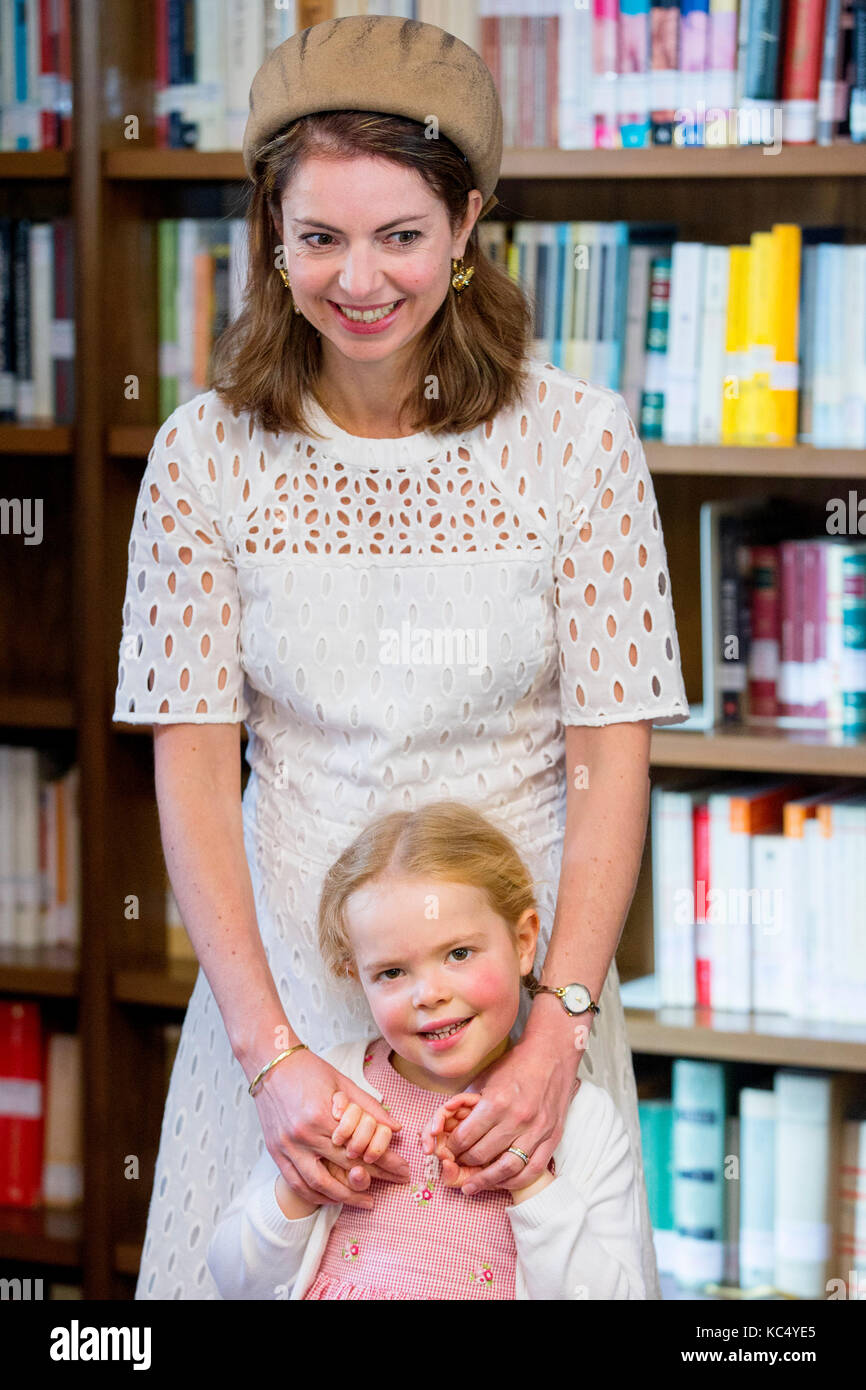 Prince Carlos, Princess Annemarie with their daughters Princess Luisa ...