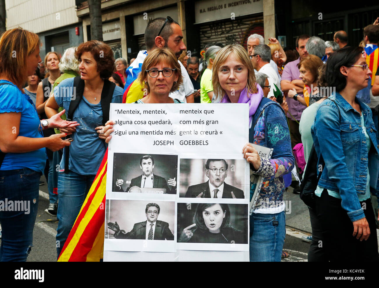 Barcelona, Spain. 3rd Oct, 2017. People gather to stage a demonstration ...