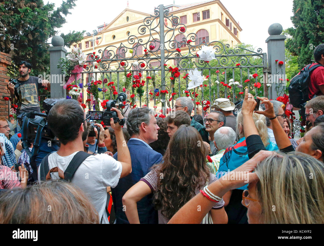 Barcelona, Spain. 3rd Oct, 2017. Demonstration in front of the Ramon ...