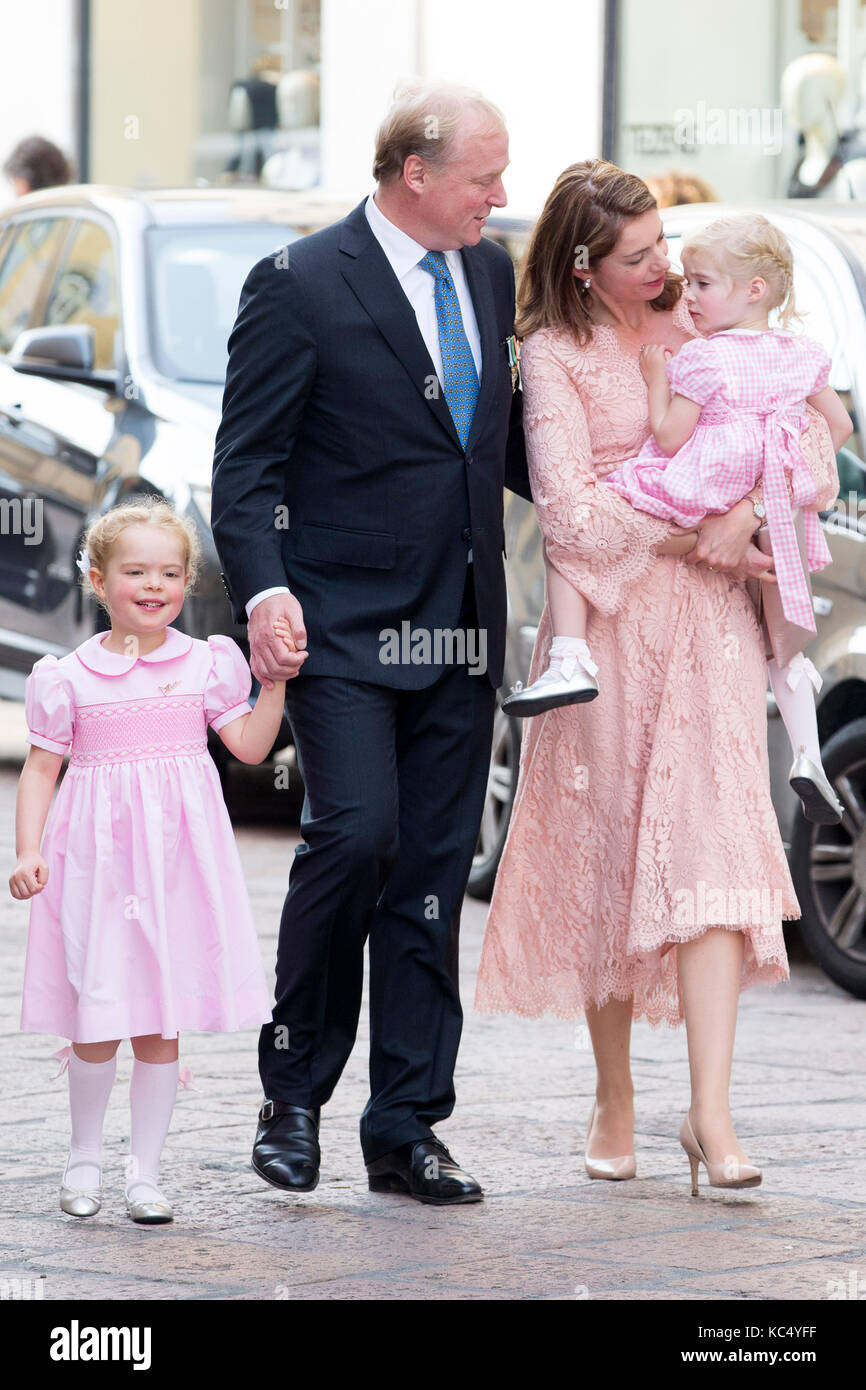 Prince Carlos, Princess Annemarie with their daughters Princess Luisa ...
