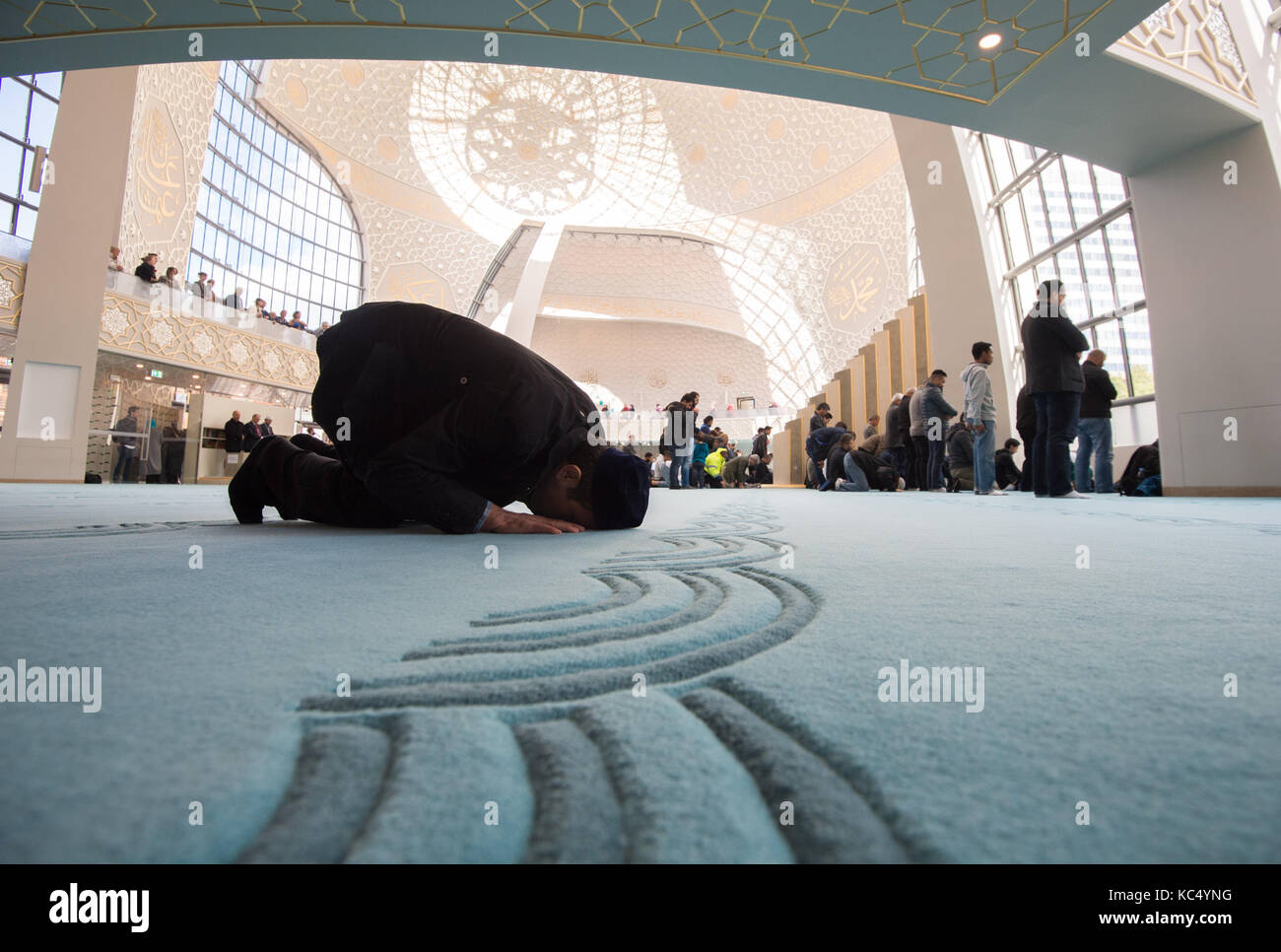 Cologne-Ehrenfeld, Germany. 03rd Oct, 2017. Men pray during the noon ...