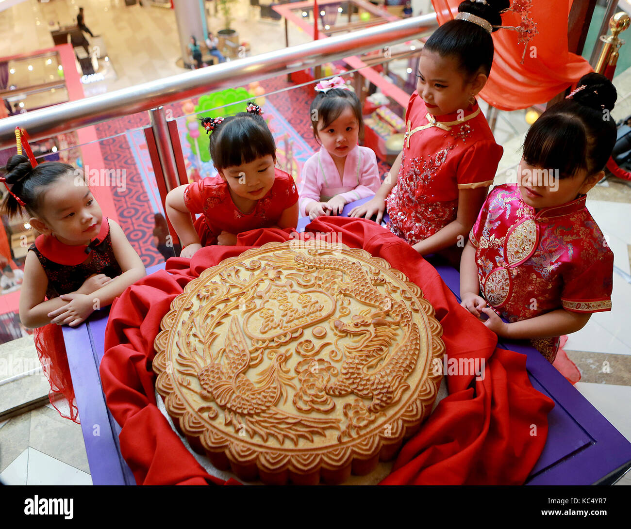 Manila, Philippines. 3rd Oct, 2017. Children stand around a big ...