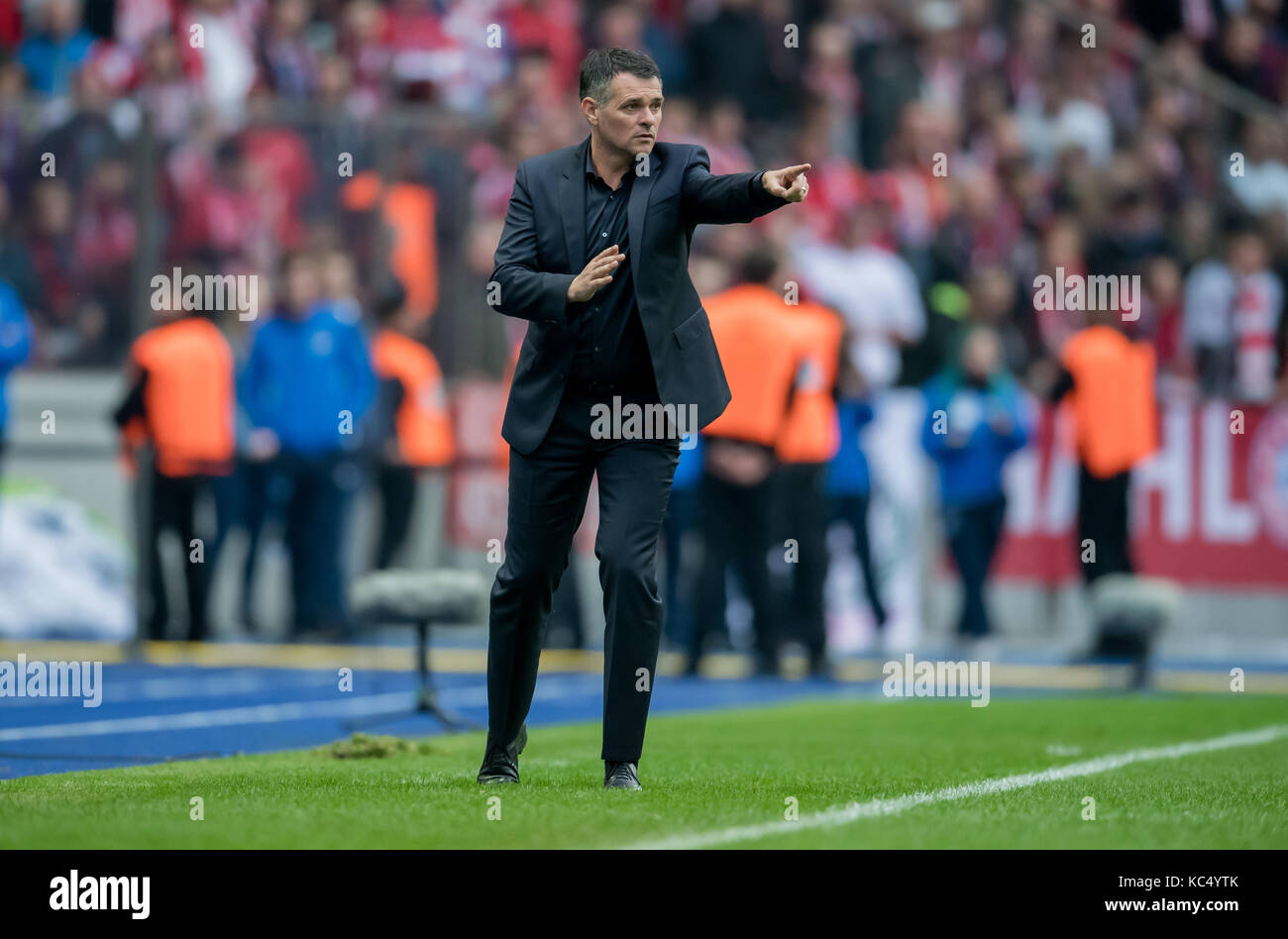 Munich's caretaker manager Willy Sagnol seen during the German ...