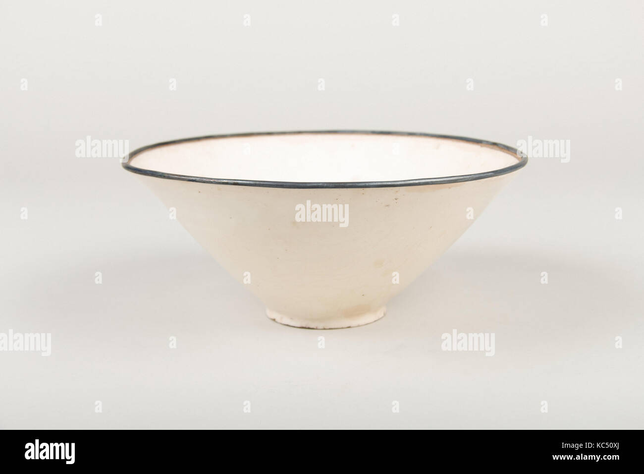 Bowl, Song dynasty (960–1279), China, Porcelain (Ding ware), H. 3 3/4 ...