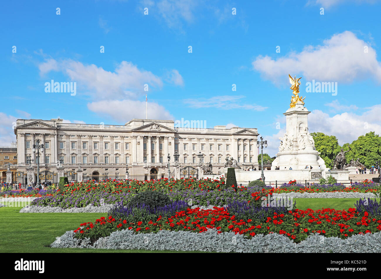 The royal family at buckingham palace hi-res stock photography and ...