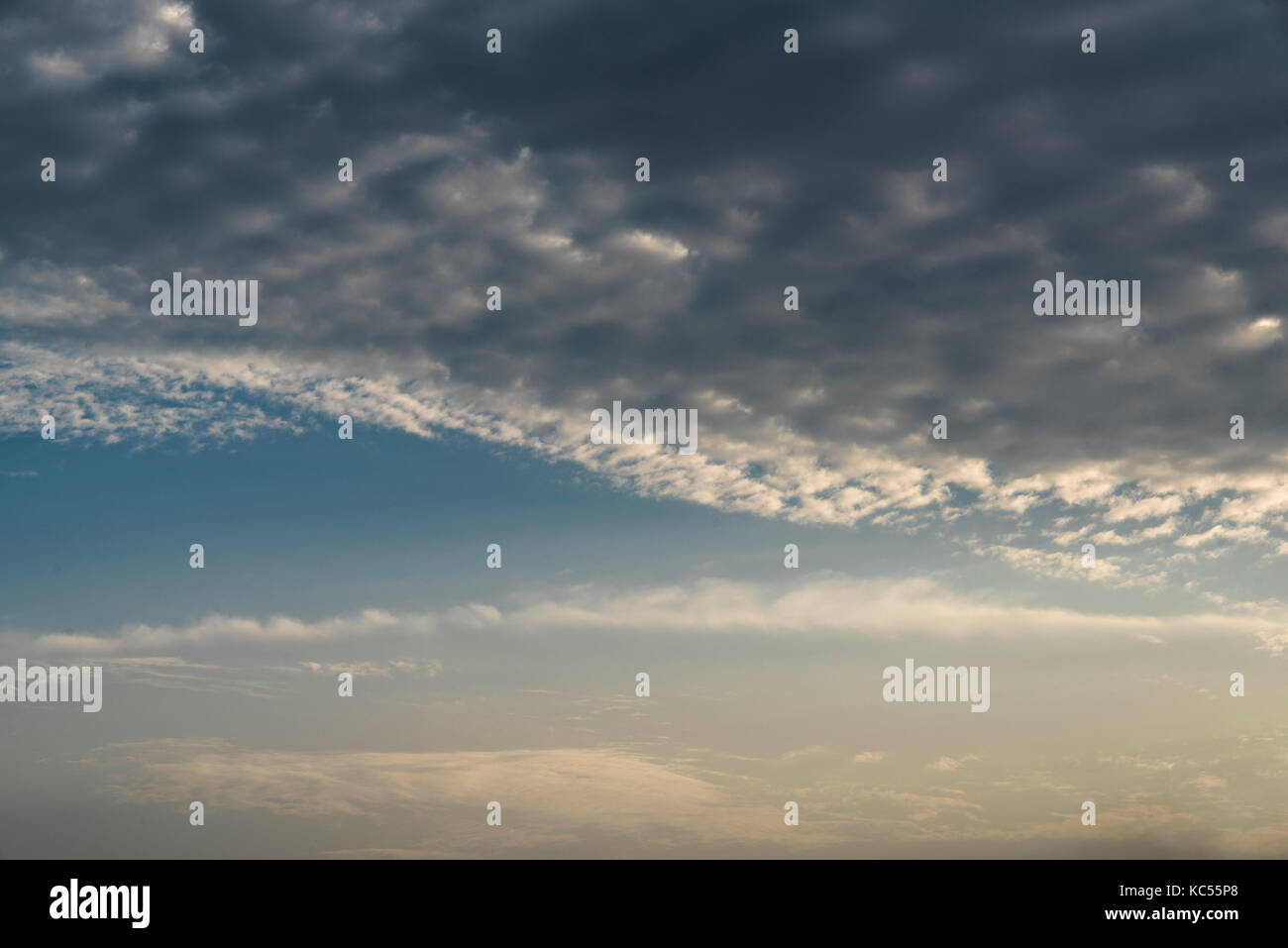 Cloud curve hi-res stock photography and images - Alamy