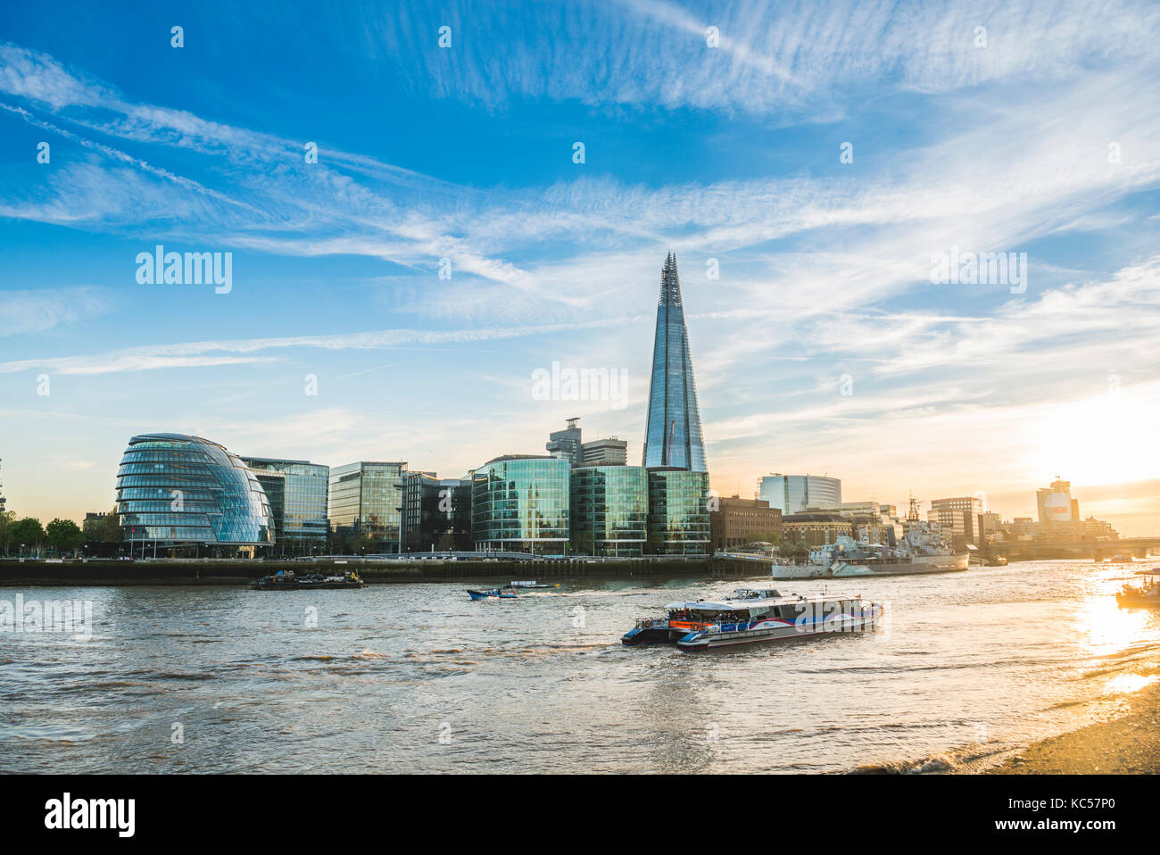 Riverside promenade thames hi-res stock photography and images - Alamy