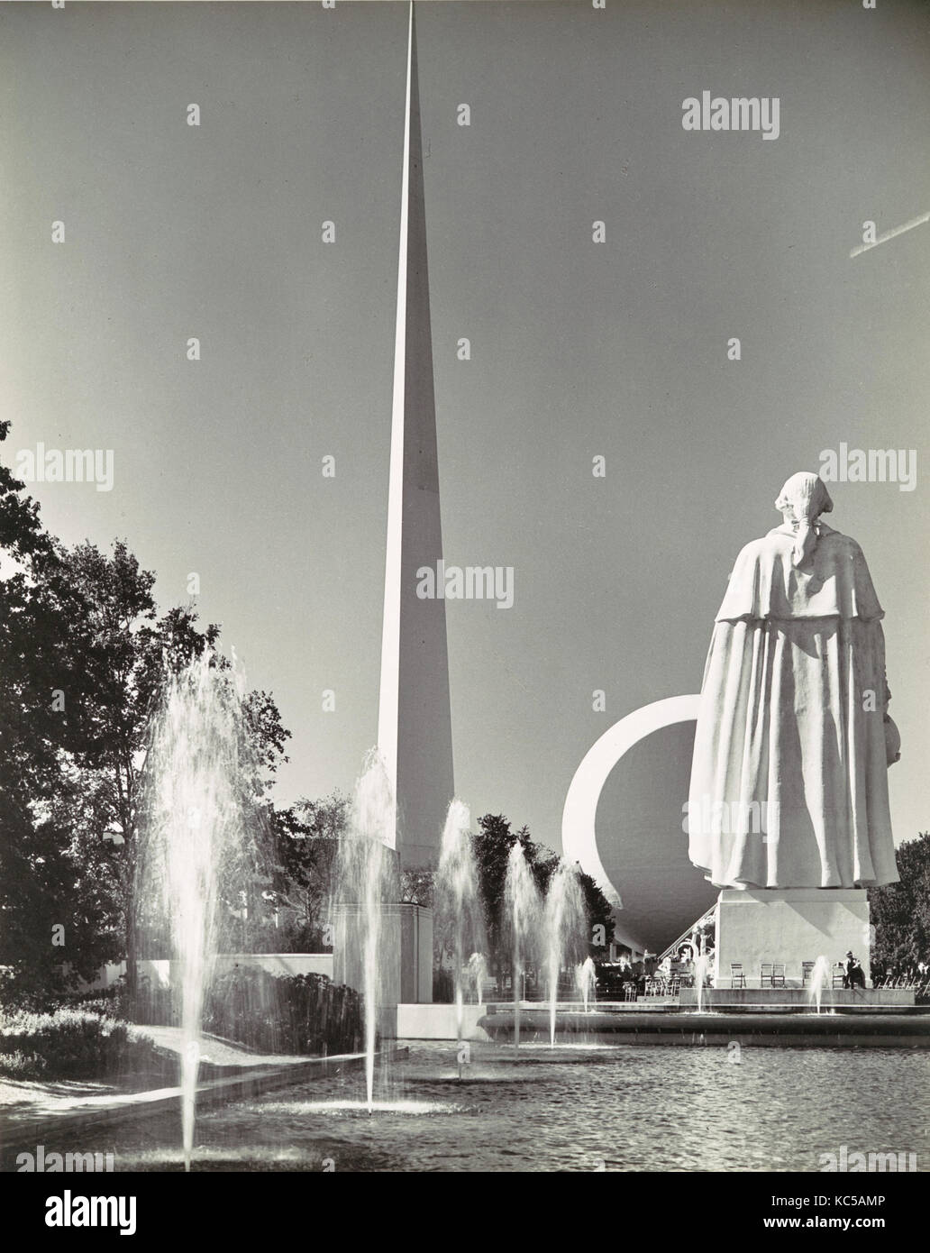 Fountains, 1939 New York World's Fair, with Trylon and Perisphere in ...