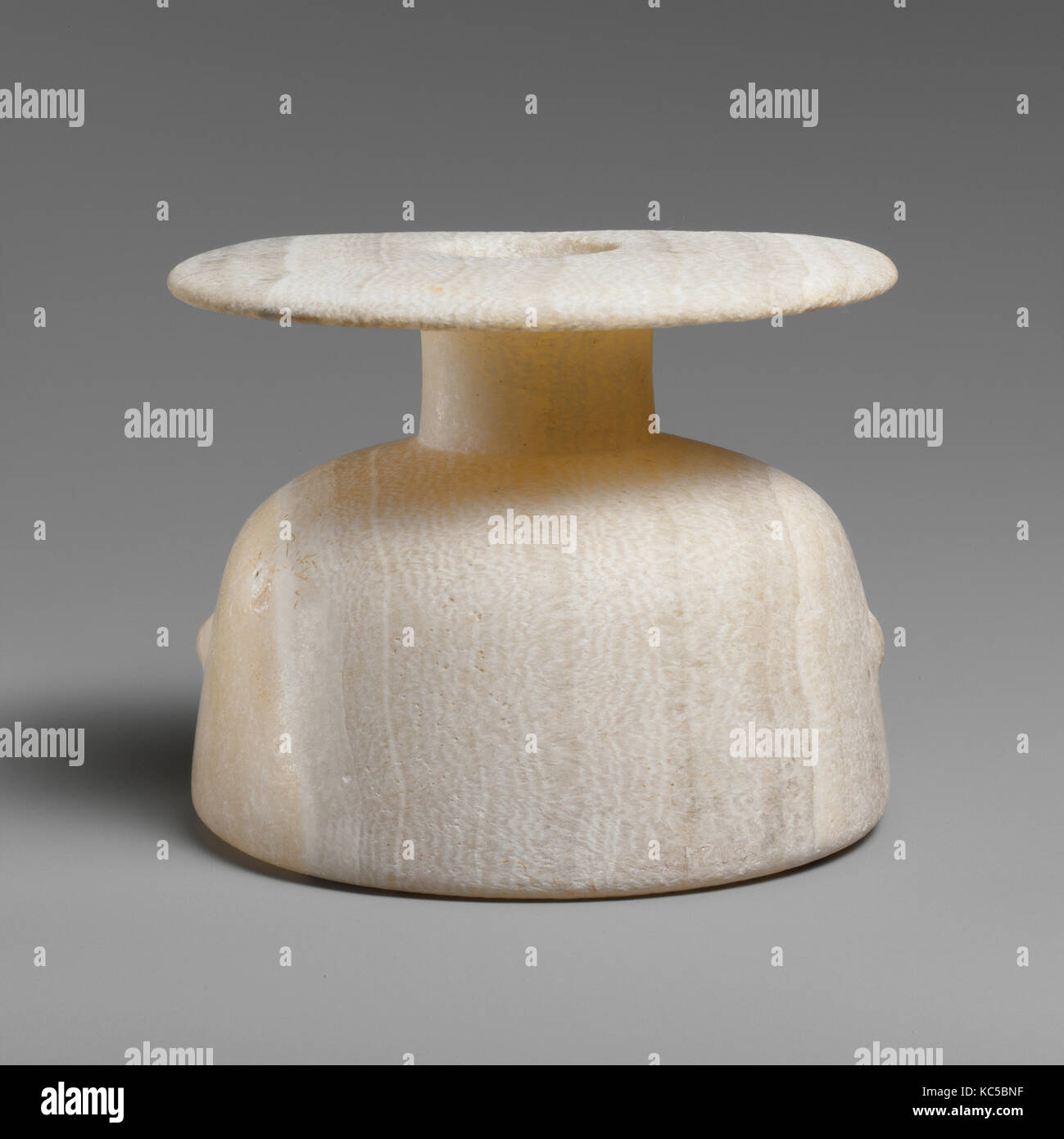 Carving alabaster vessels hi-res stock photography and images - Alamy