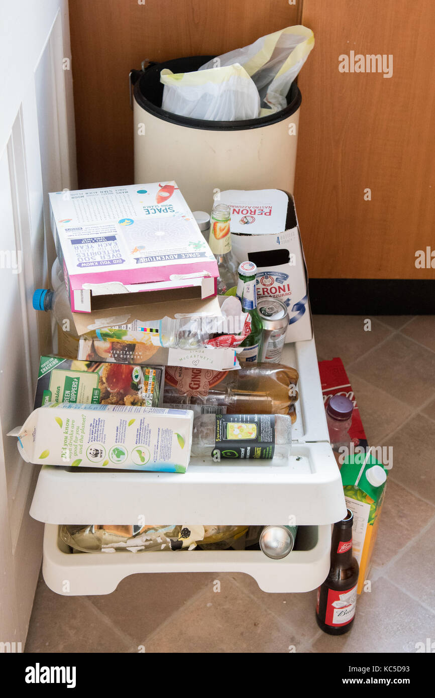 Student recycling - disorganised recycling in student kitchen Stock ...