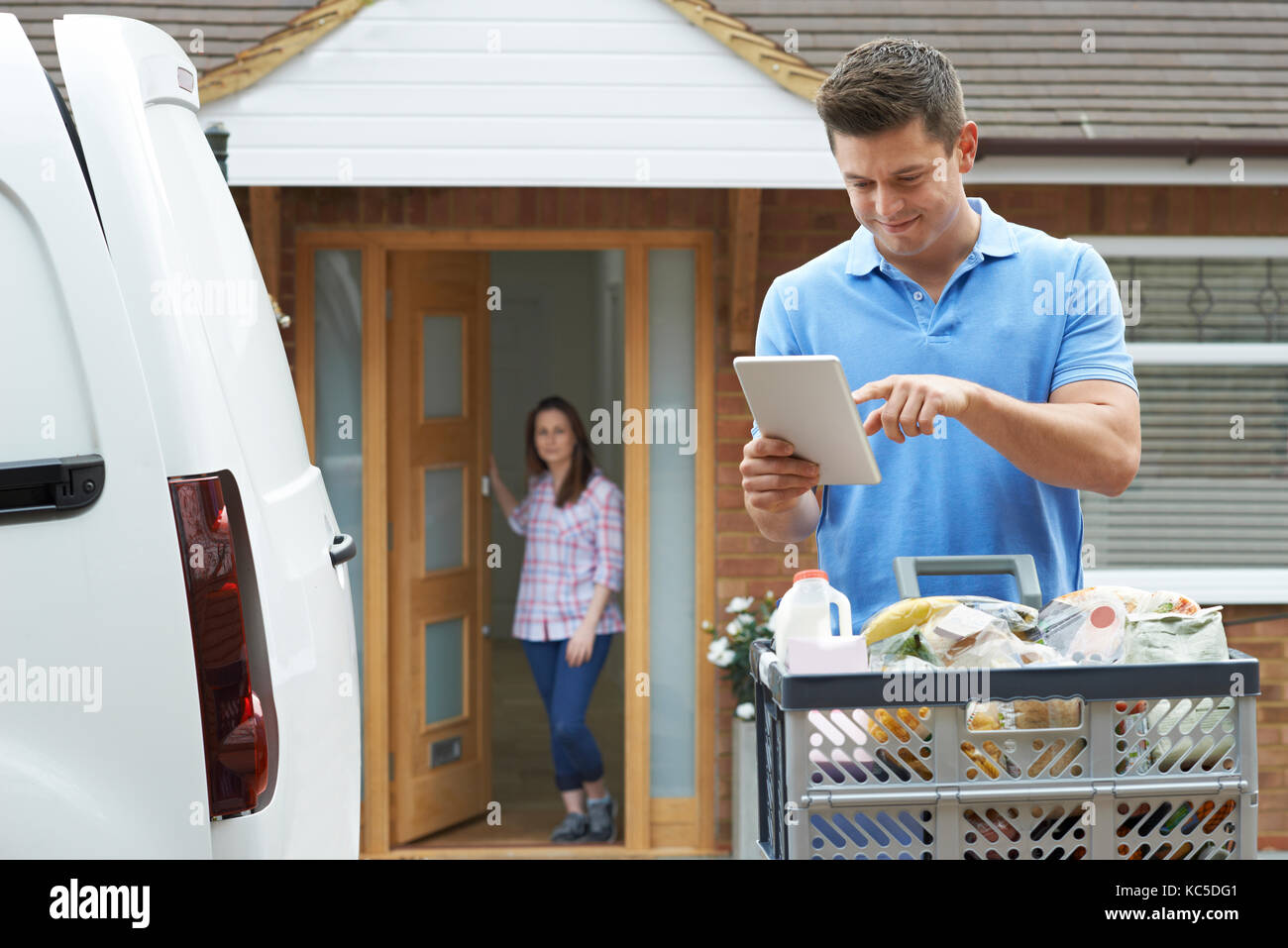 Delivering grocery shopping hi-res stock photography and images - Alamy