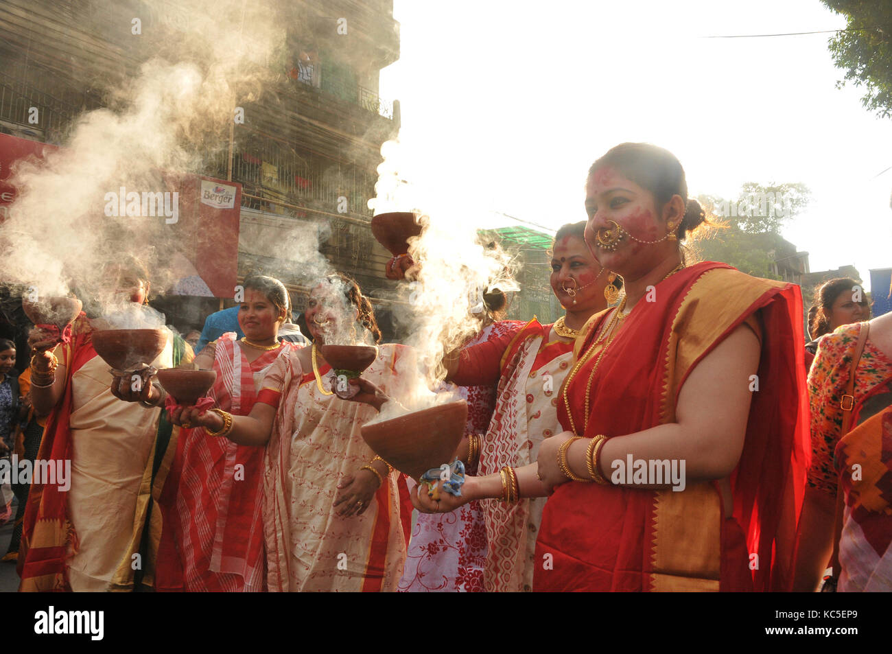 Indian Women performing dance with Dhunachi during the immersion ...