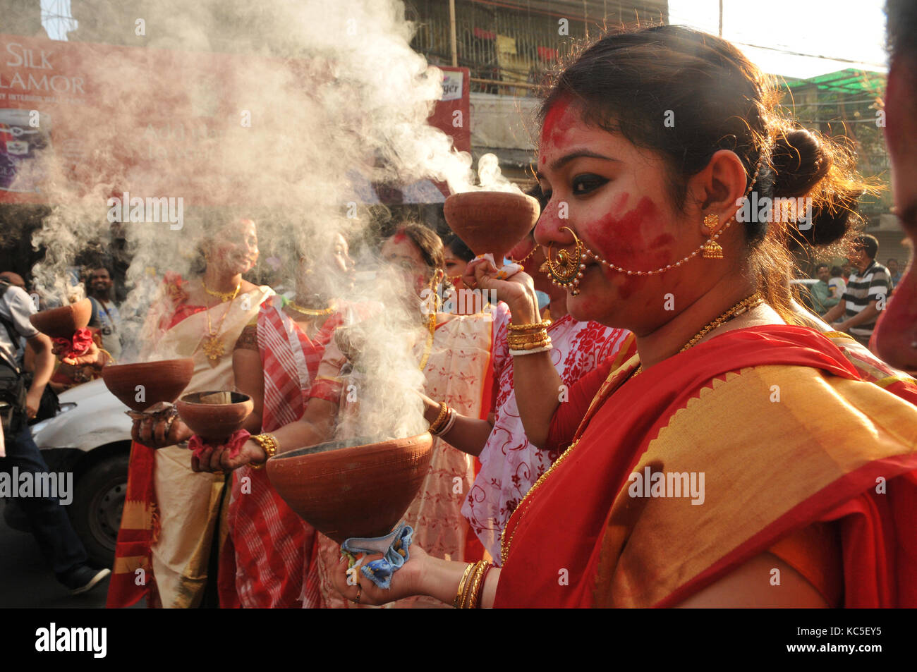 Indian Women performing dance with Dhunachi during the immersion ...