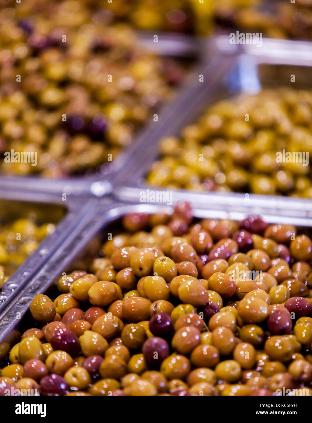 View at the fresh olives on the market Stock Photo - Alamy