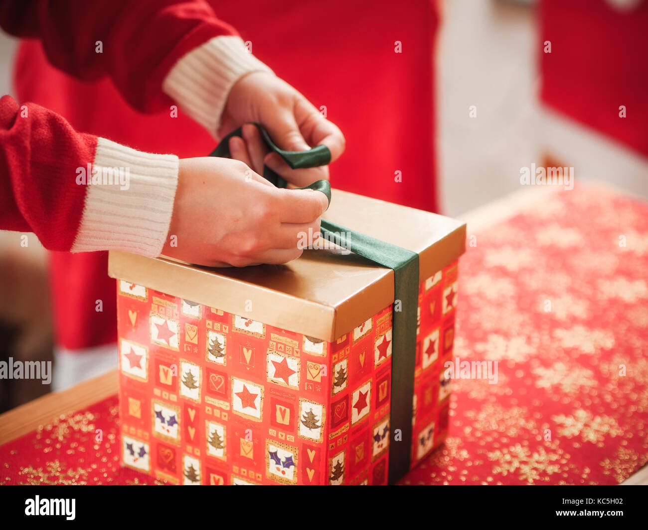 Preparing a Christmas gift box Stock Photo - Alamy