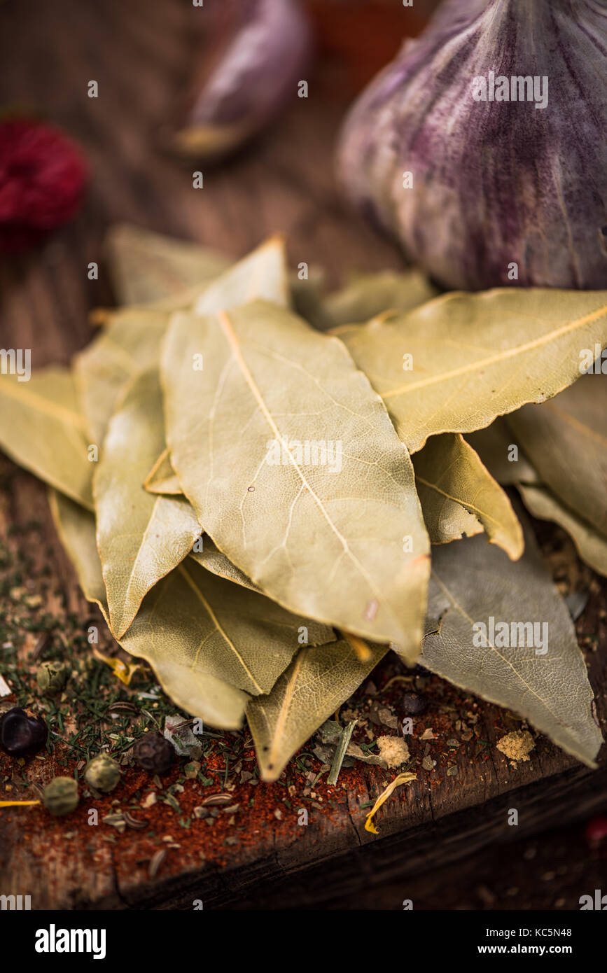 Dried bay leaf on spicy wooden board Stock Photo - Alamy