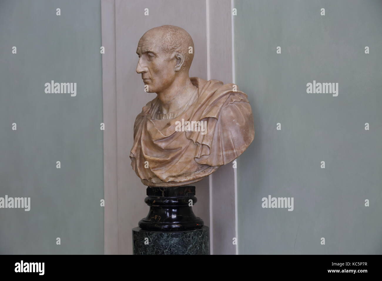 sculpture on display at the Uffizi Gallery (Galleria degli Uffizi ...
