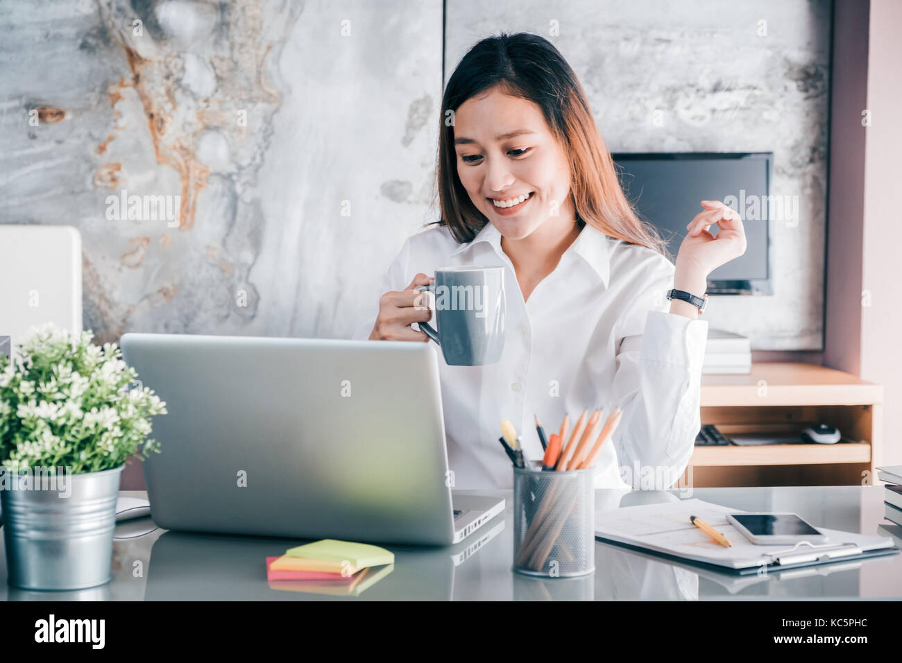 Coffee break office smile hi-res stock photography and images - Alamy