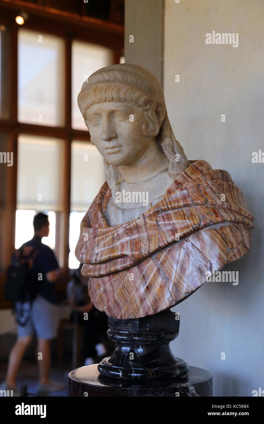 sculpture on display at the Uffizi Gallery (Galleria degli Uffizi ...