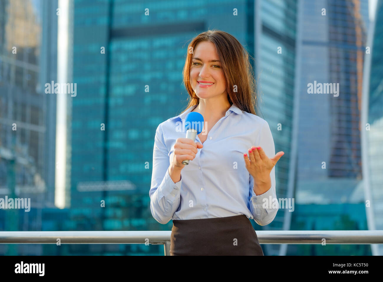 Young girl TV reporter is broadcasting Stock Photo - Alamy