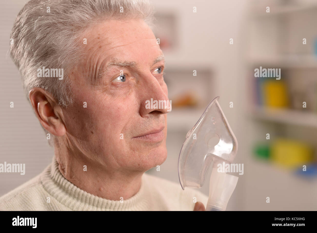 Senior man with inhaler Stock Photo - Alamy