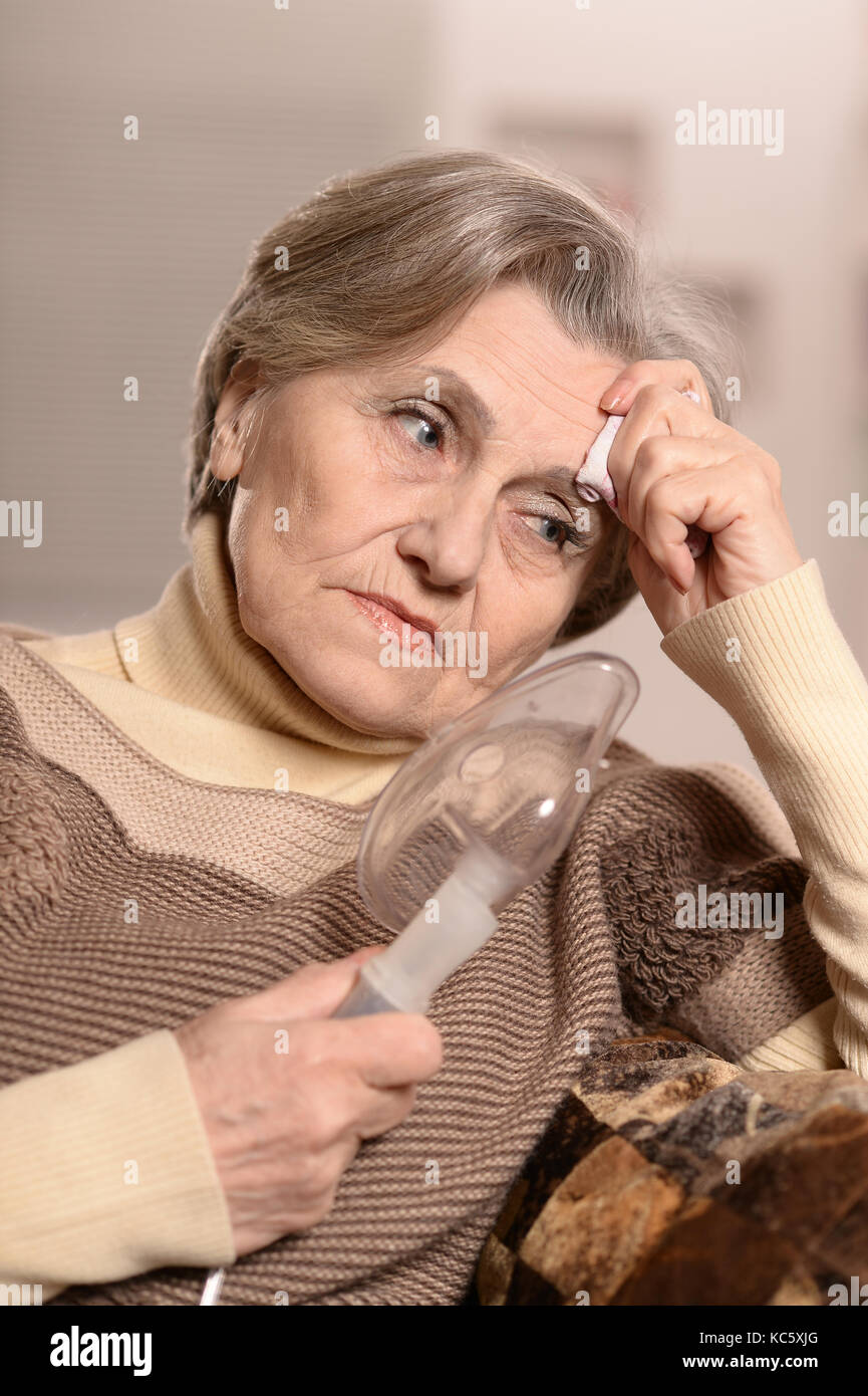 senior woman with inhaler Stock Photo - Alamy