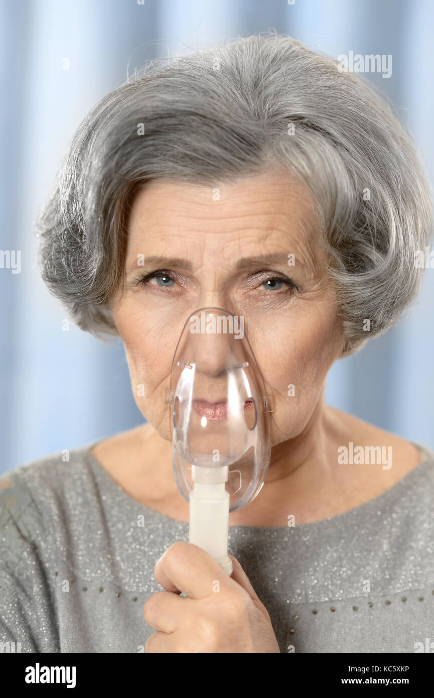 senior woman with inhaler Stock Photo - Alamy