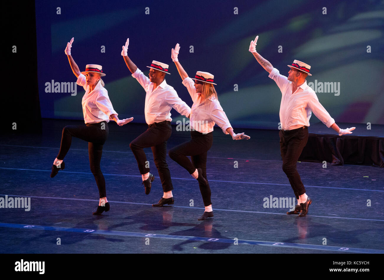 Fosse dance hi-res stock photography and images - Alamy
