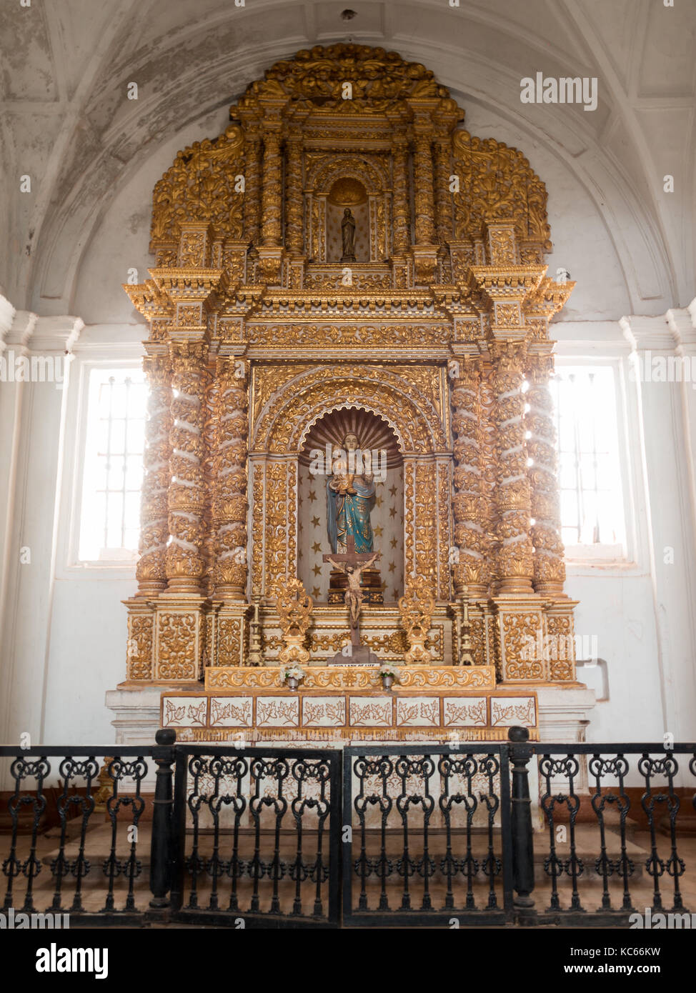 Wooden altar of Old Goa's Se Cathedral Stock Photo - Alamy