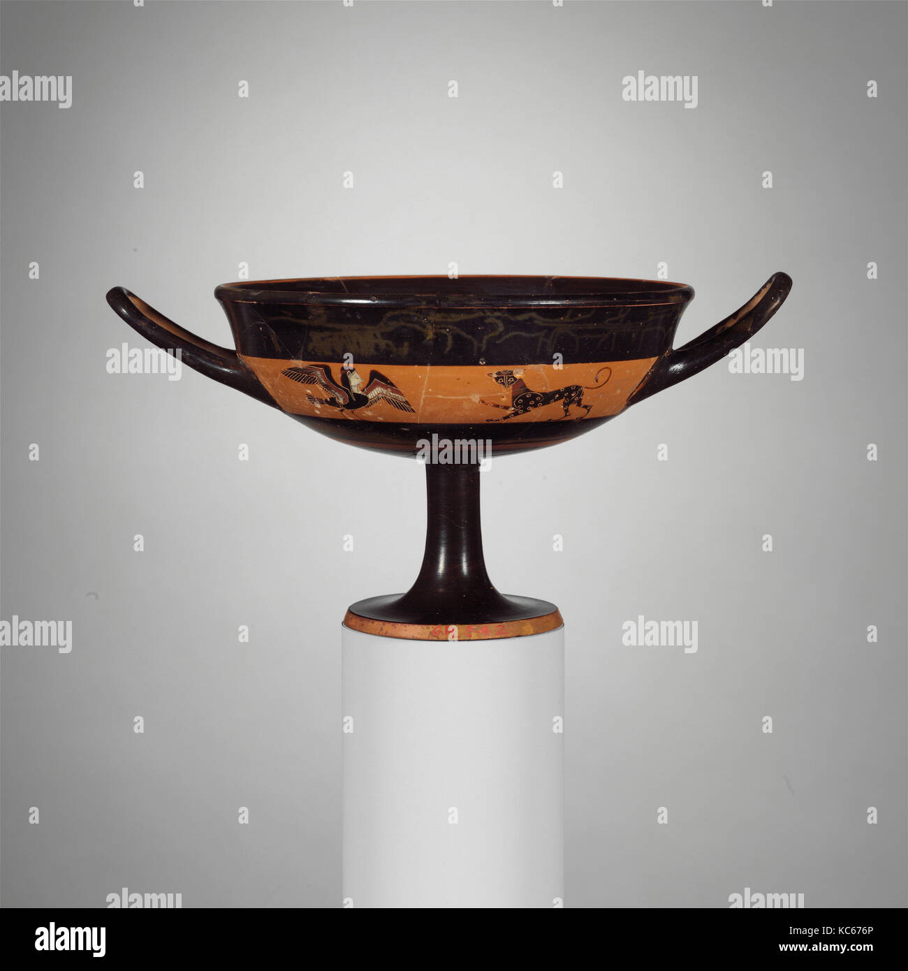 Terracotta kylix (drinking cup) hi-res stock photography and images - Alamy