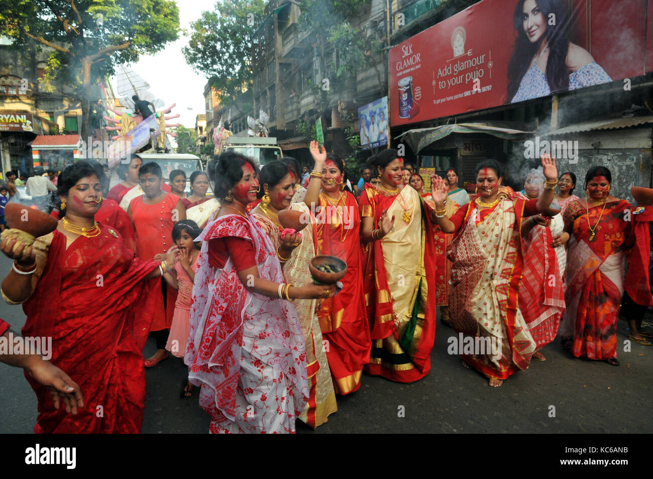 Dhunachi dance hi-res stock photography and images - Alamy