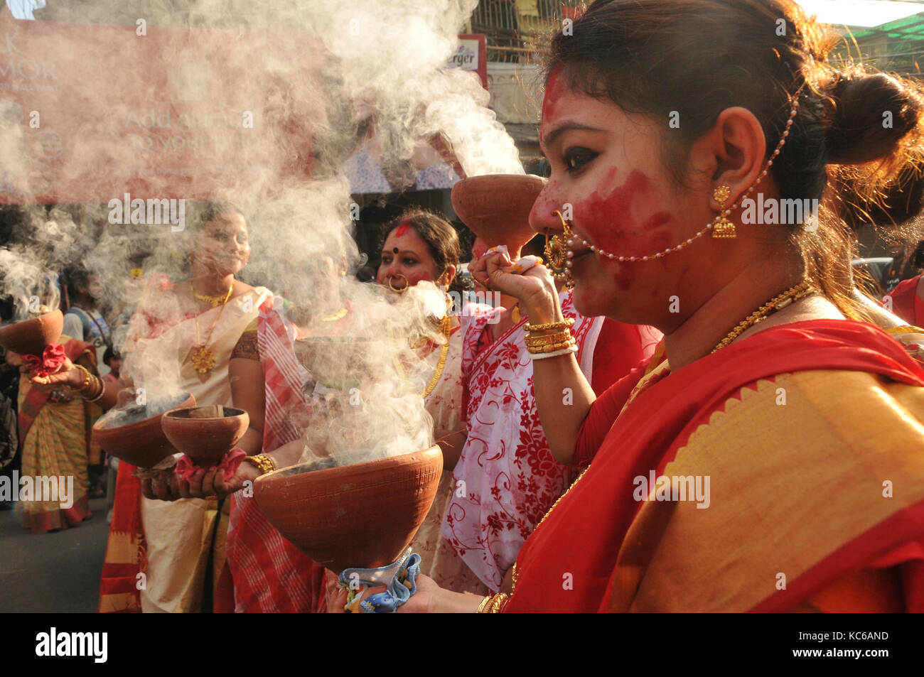 Indian Women performing dance with Dhunachi during the immersion ...