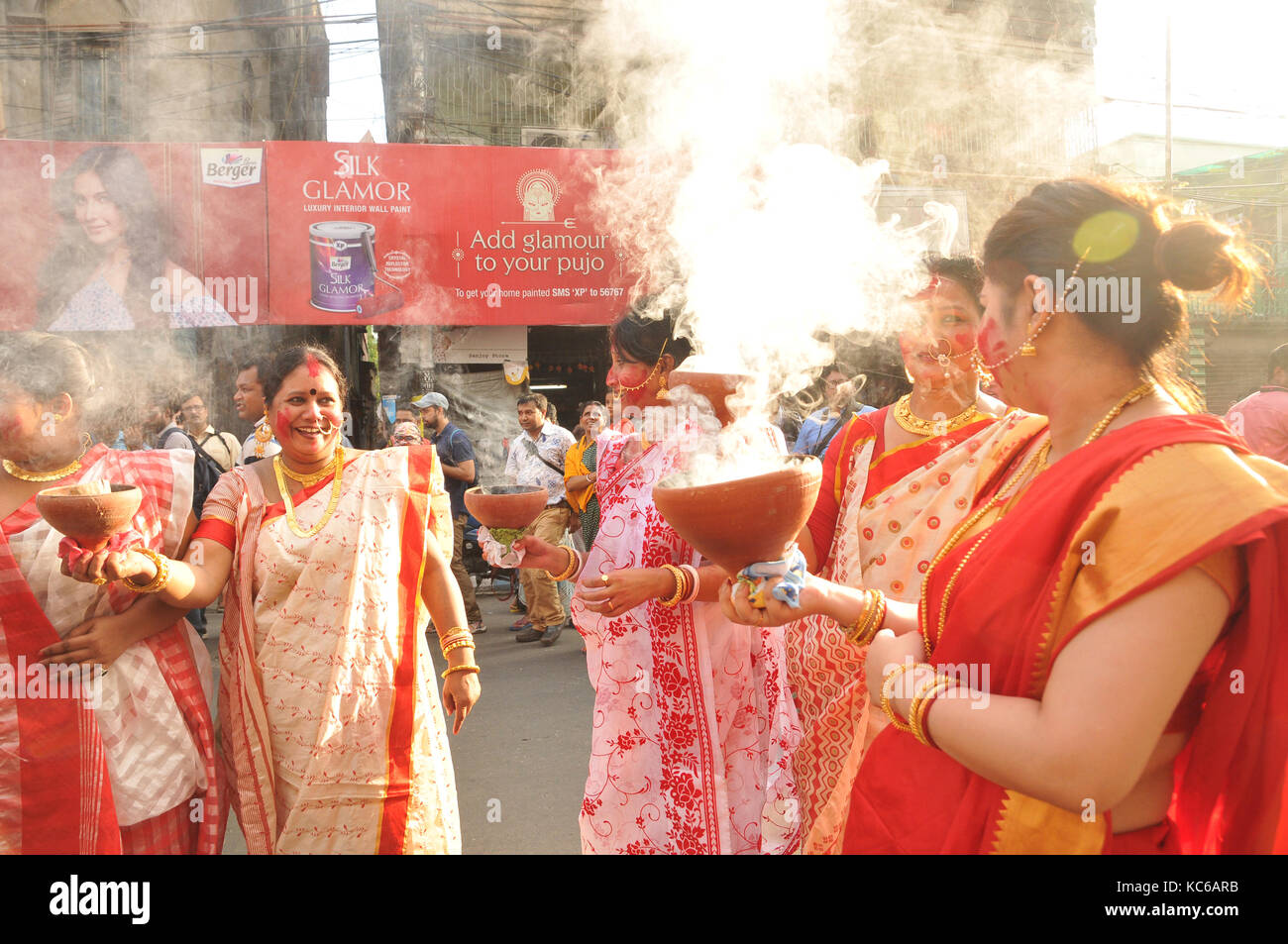 Indian Women performing dance with Dhunachi during the immersion ...