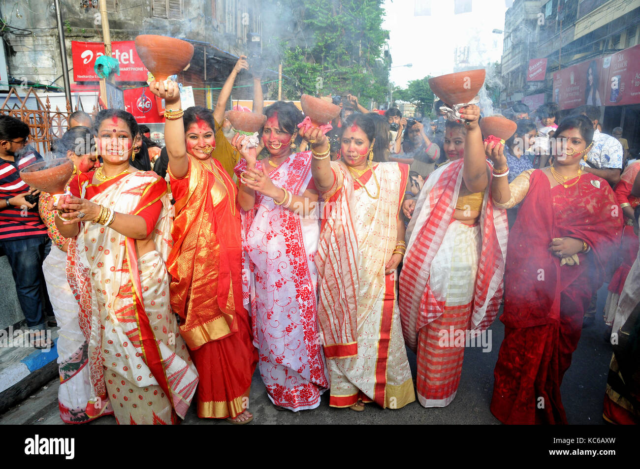 Dhunachi dance hi-res stock photography and images - Alamy