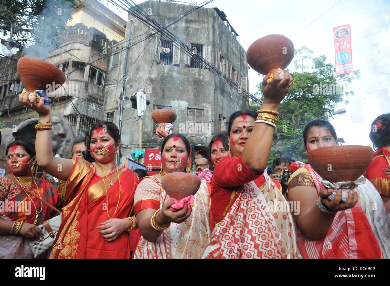 Indian Women performing dance with Dhunachi during the immersion ...