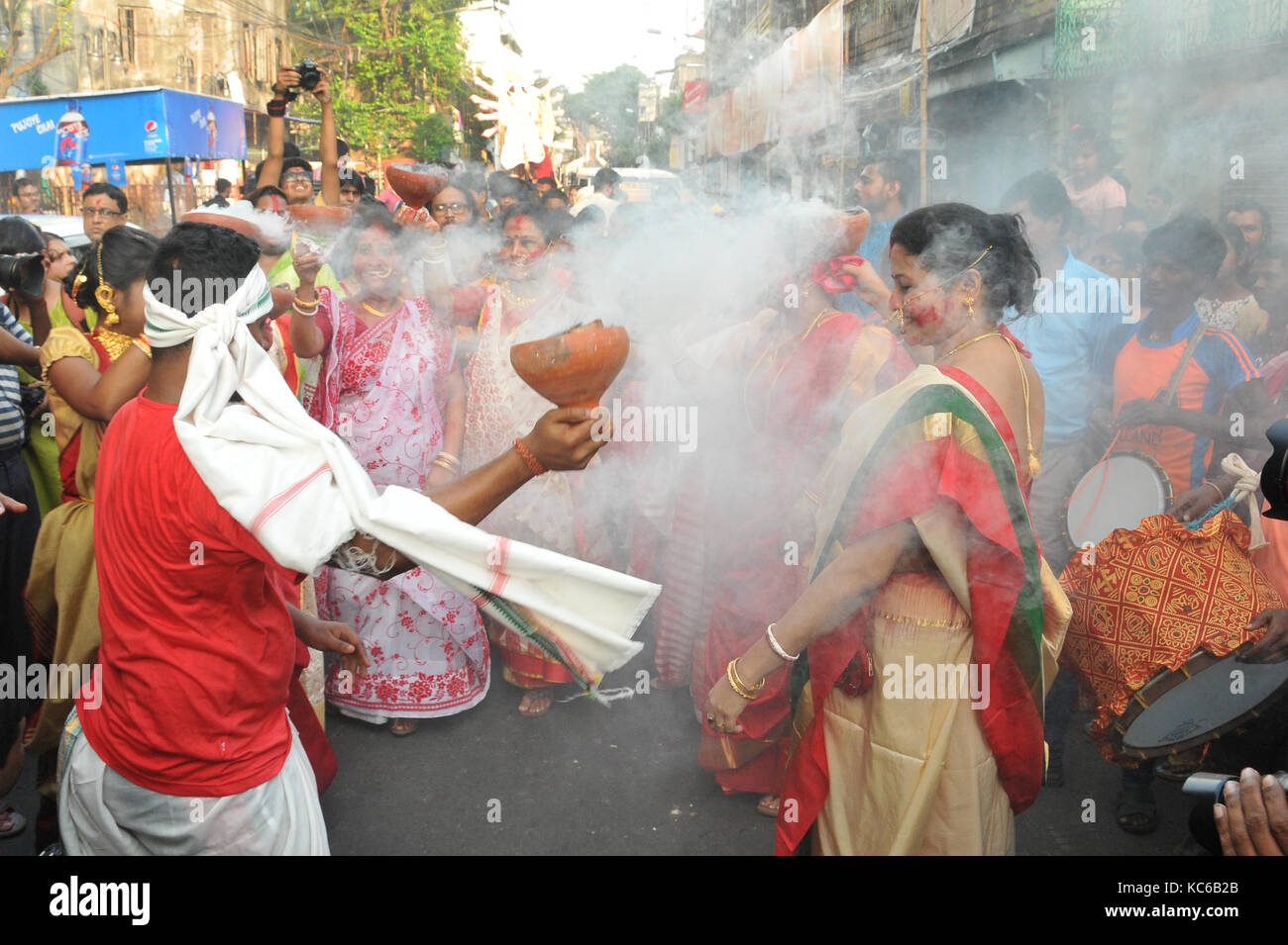 Dhunachi dance hi-res stock photography and images - Alamy