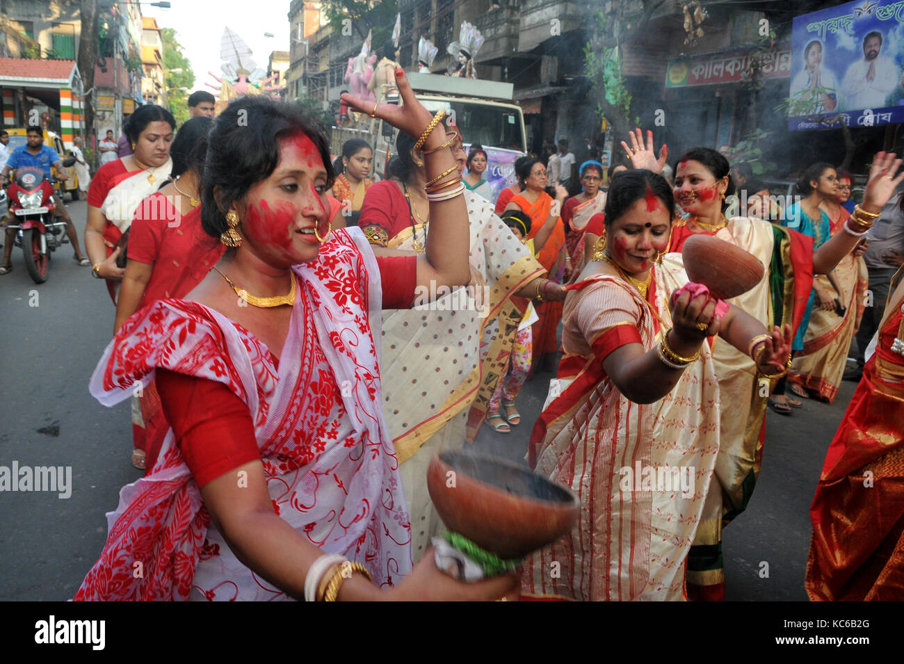 Indian Women performing dance with Dhunachi during the immersion ...