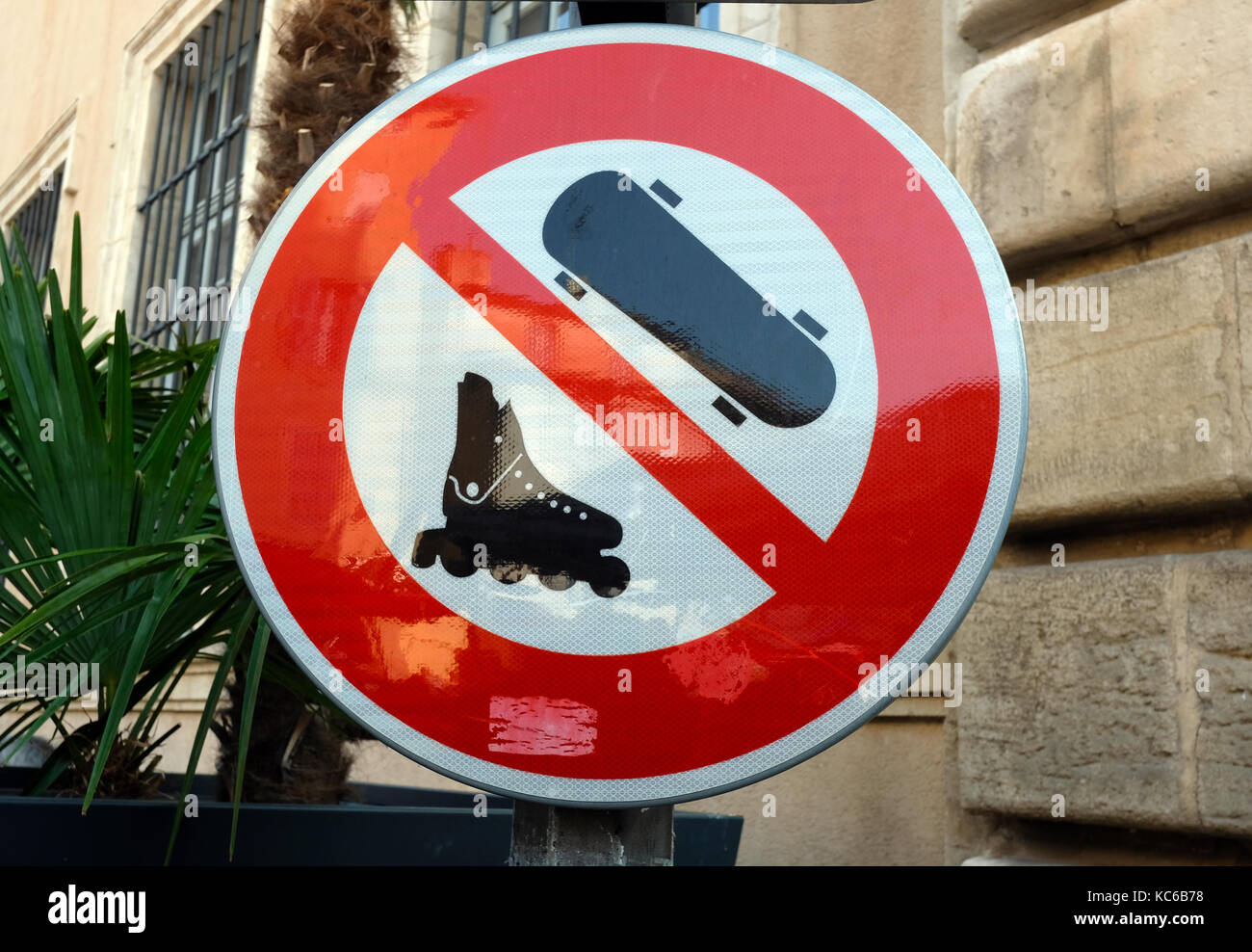 Red do not enter sign no skateboarding hi-res stock photography and ...