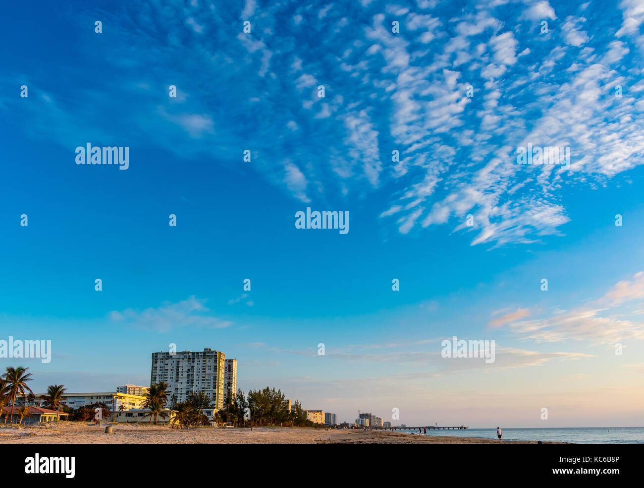 Activities at the beach hi-res stock photography and images - Alamy