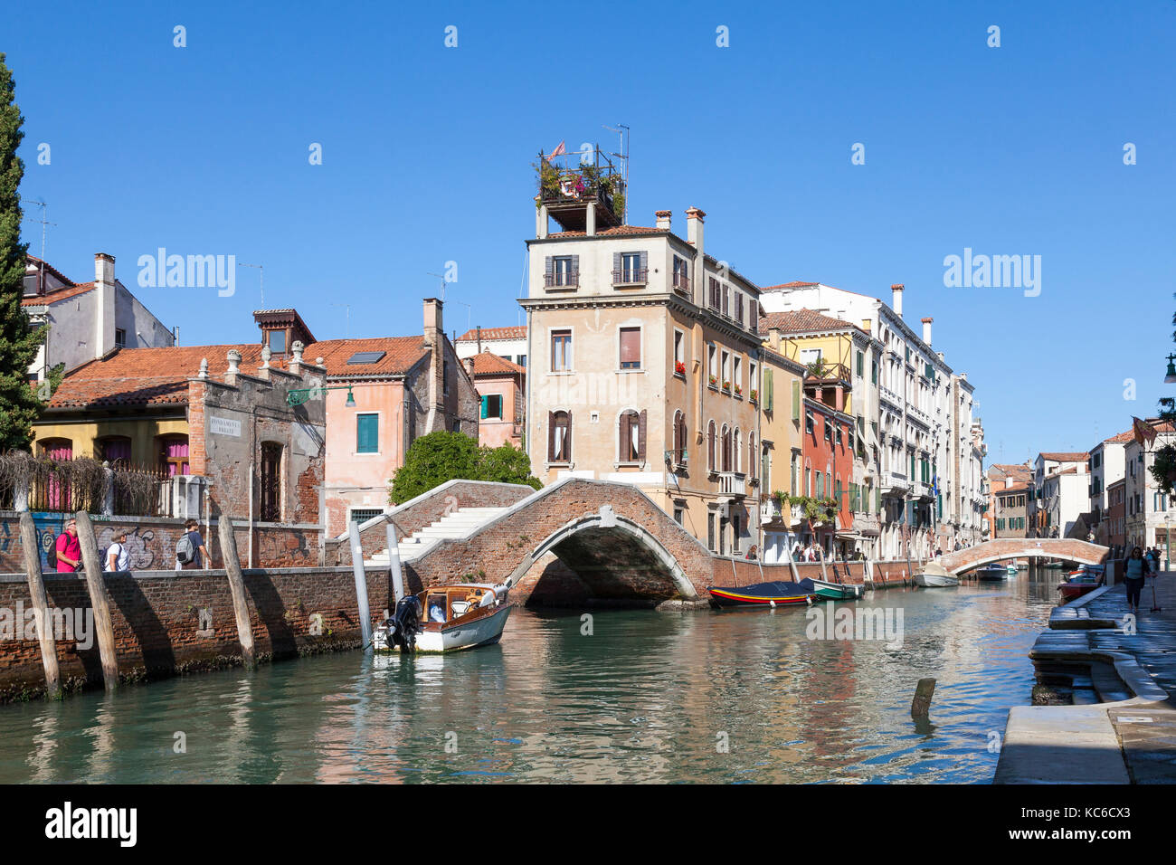 Colorful Rio dei Carmini canal, and Fondamenta Briarti Dorsoduro ...