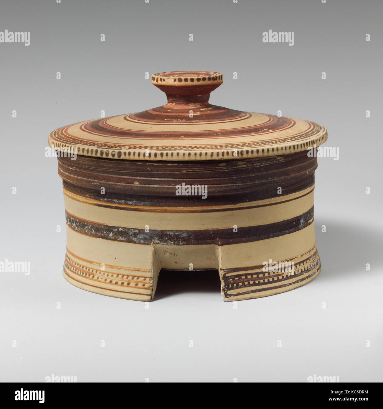 Early corinthian pyxis hi-res stock photography and images - Alamy