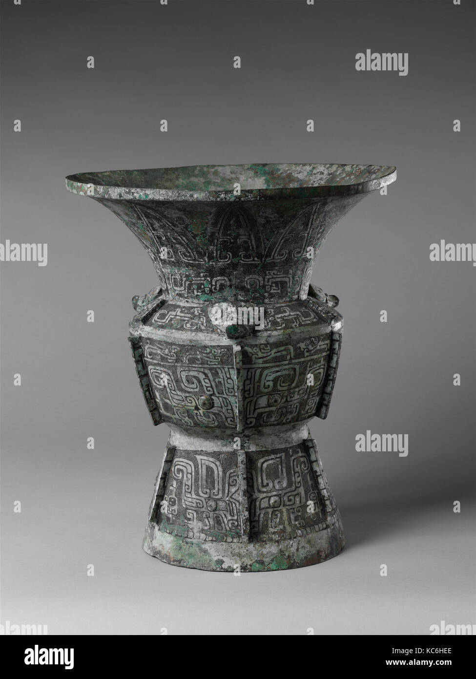 Bronze zun wine vessel hi-res stock photography and images - Alamy
