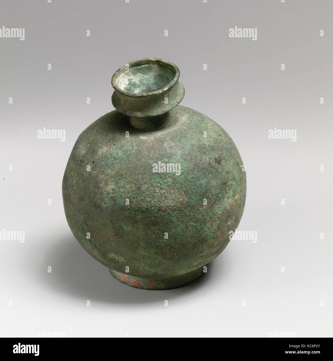 Bronze aryballos hi-res stock photography and images - Alamy