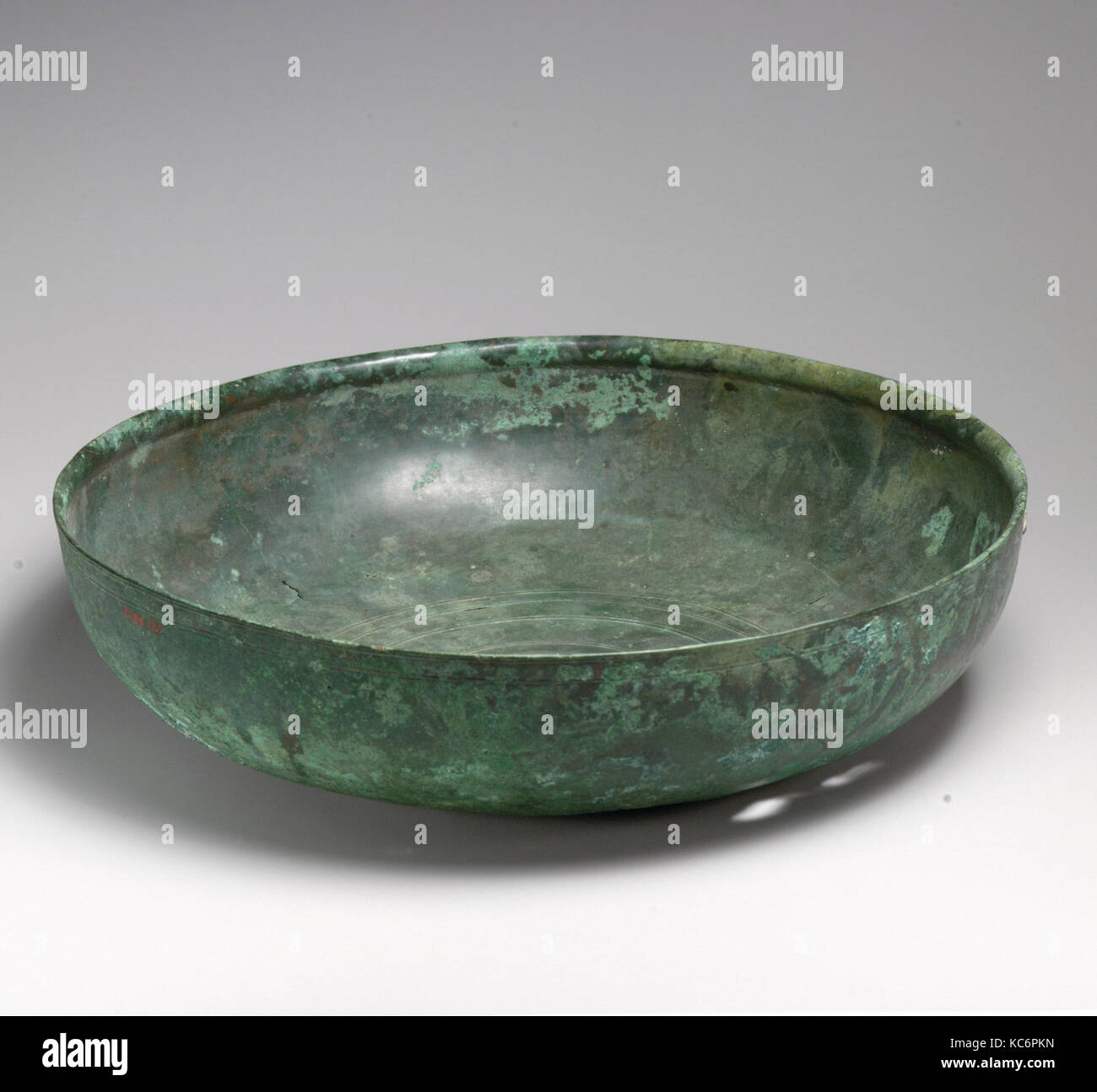Shallow bowl hi-res stock photography and images - Alamy