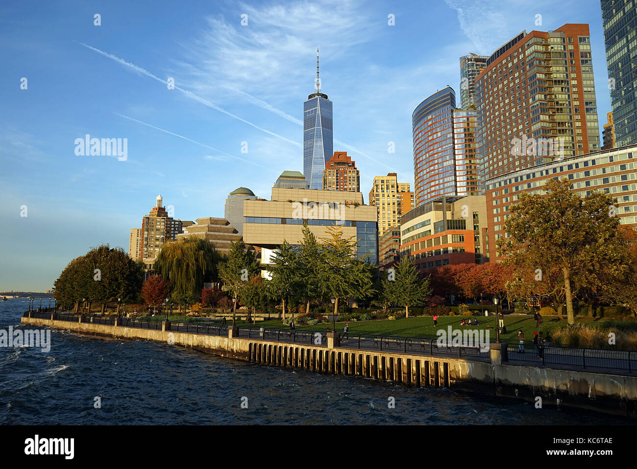Side view white skyscraper building hi-res stock photography and images ...