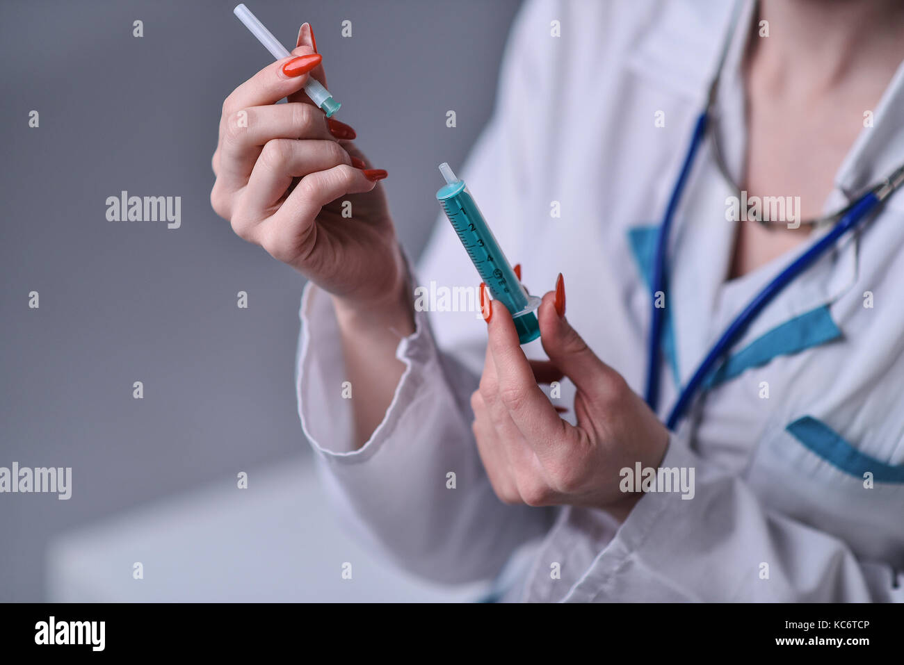 Syringe with medication from the doctor Stock Photo - Alamy
